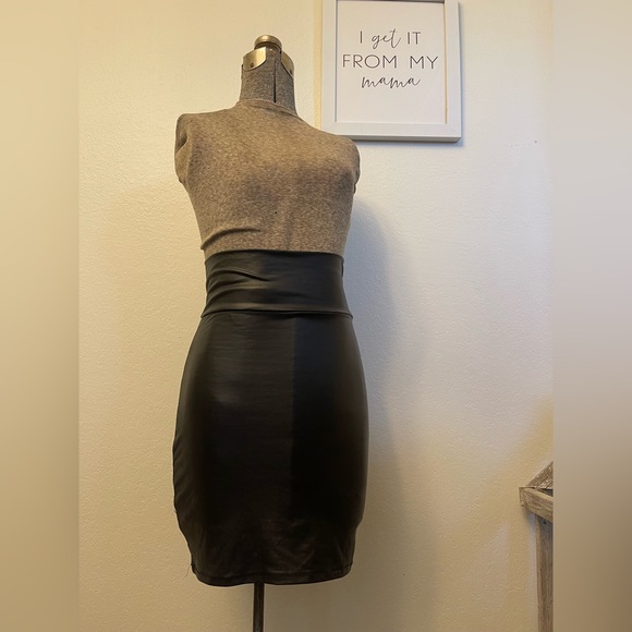 We Love Bella | Skirts | Euc We Love Bella Faux Leather Skirt | Poshmark